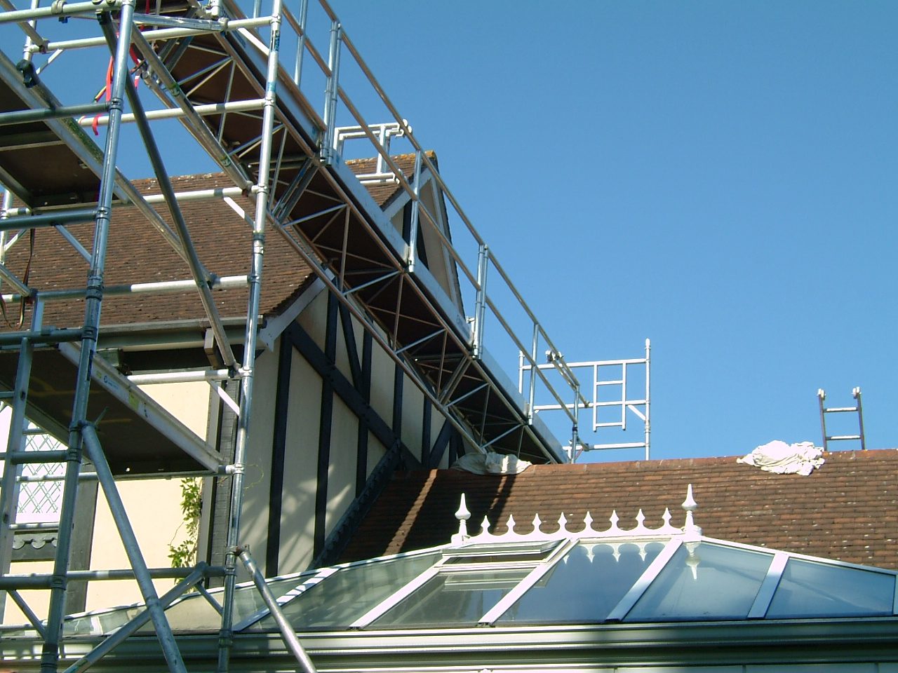 Working Above a Conservatory? Try Triangular Bridging System!